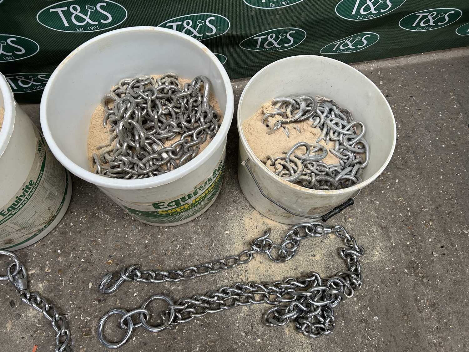 Lot 847 - 4 buckets of chains