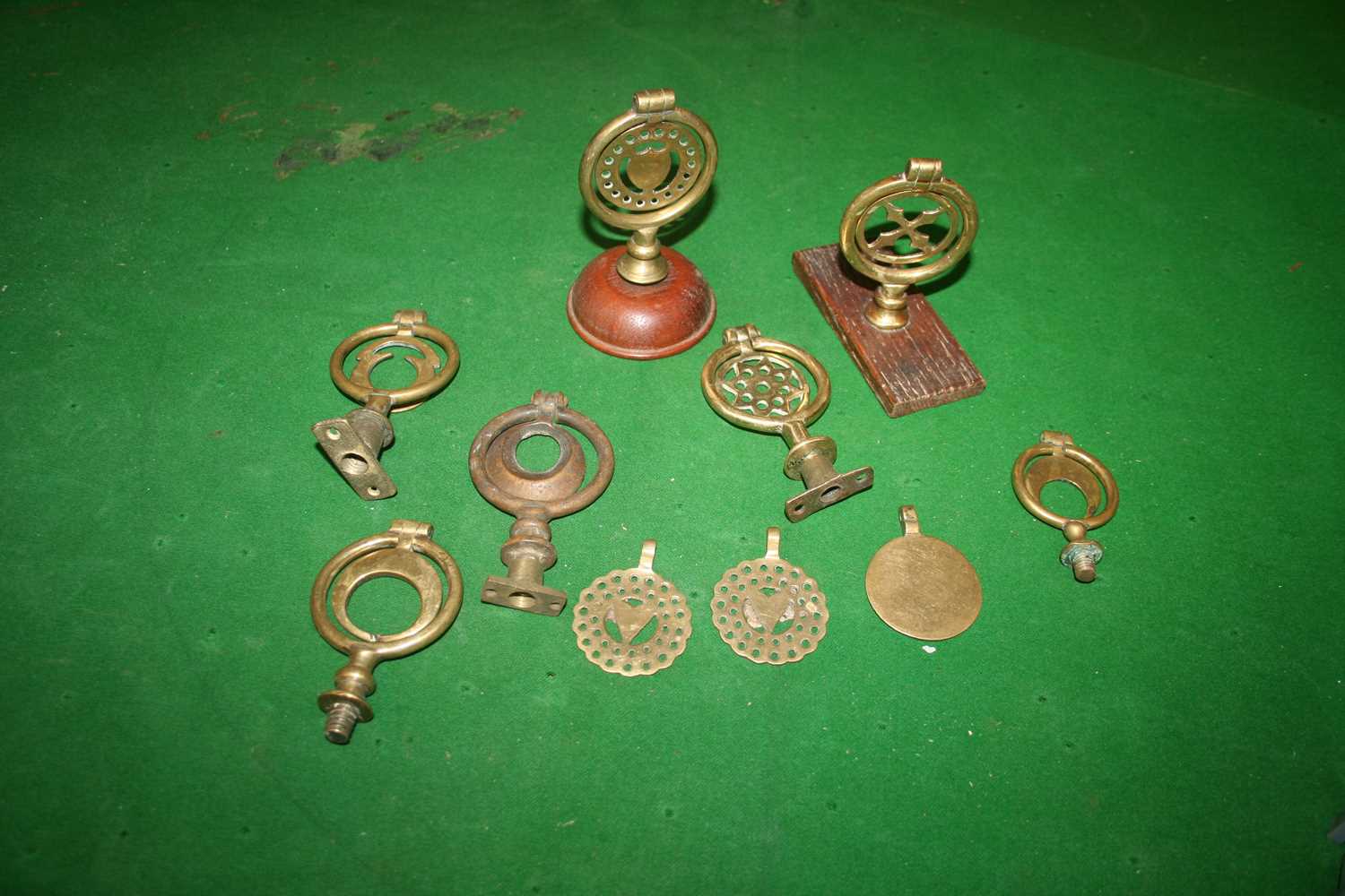 Lot 1049 - Quantity of bridle terrets/swingers